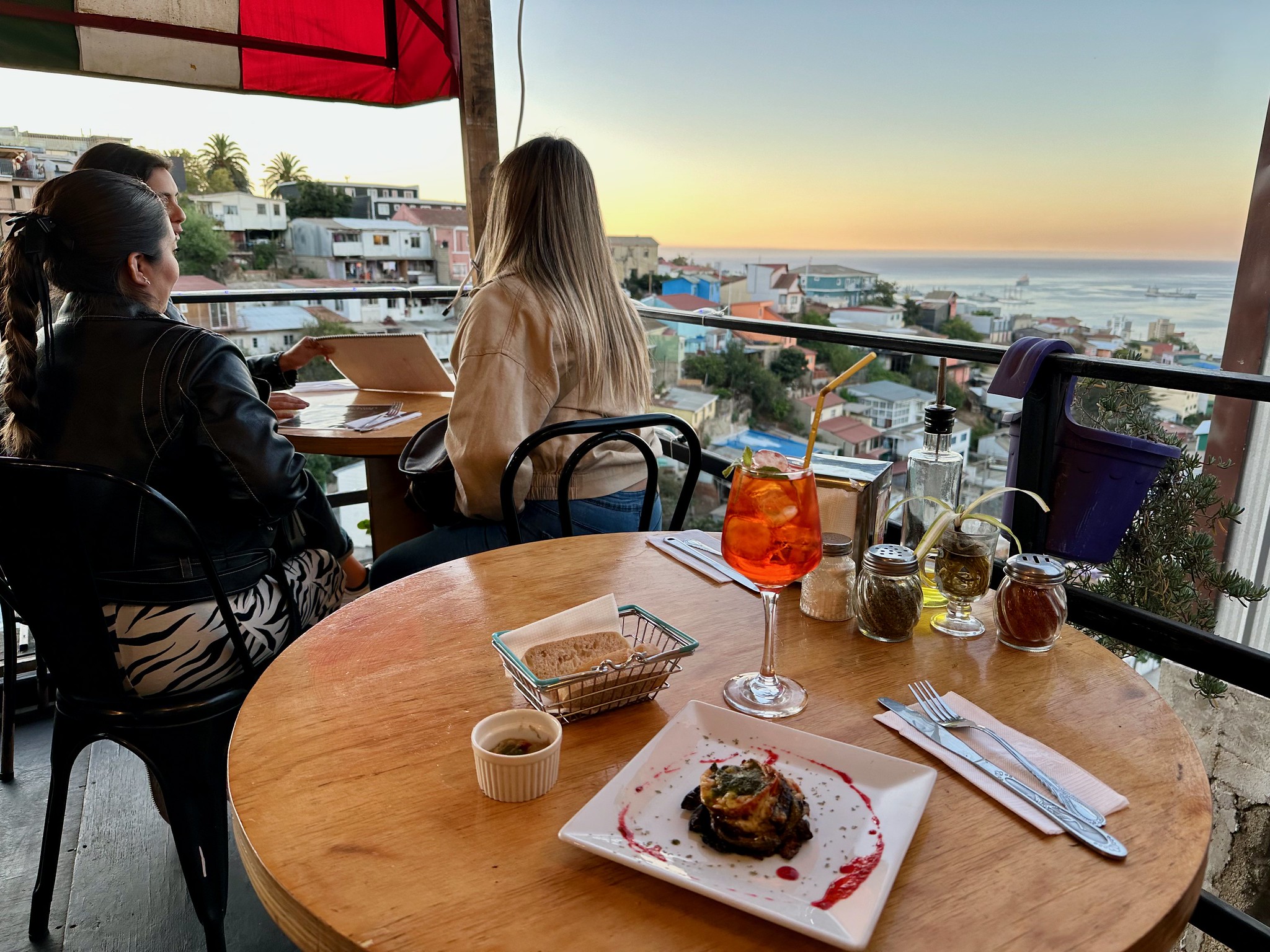 Menús con vista a la bahía y precios populares en Valparaíso - Apuntes ...