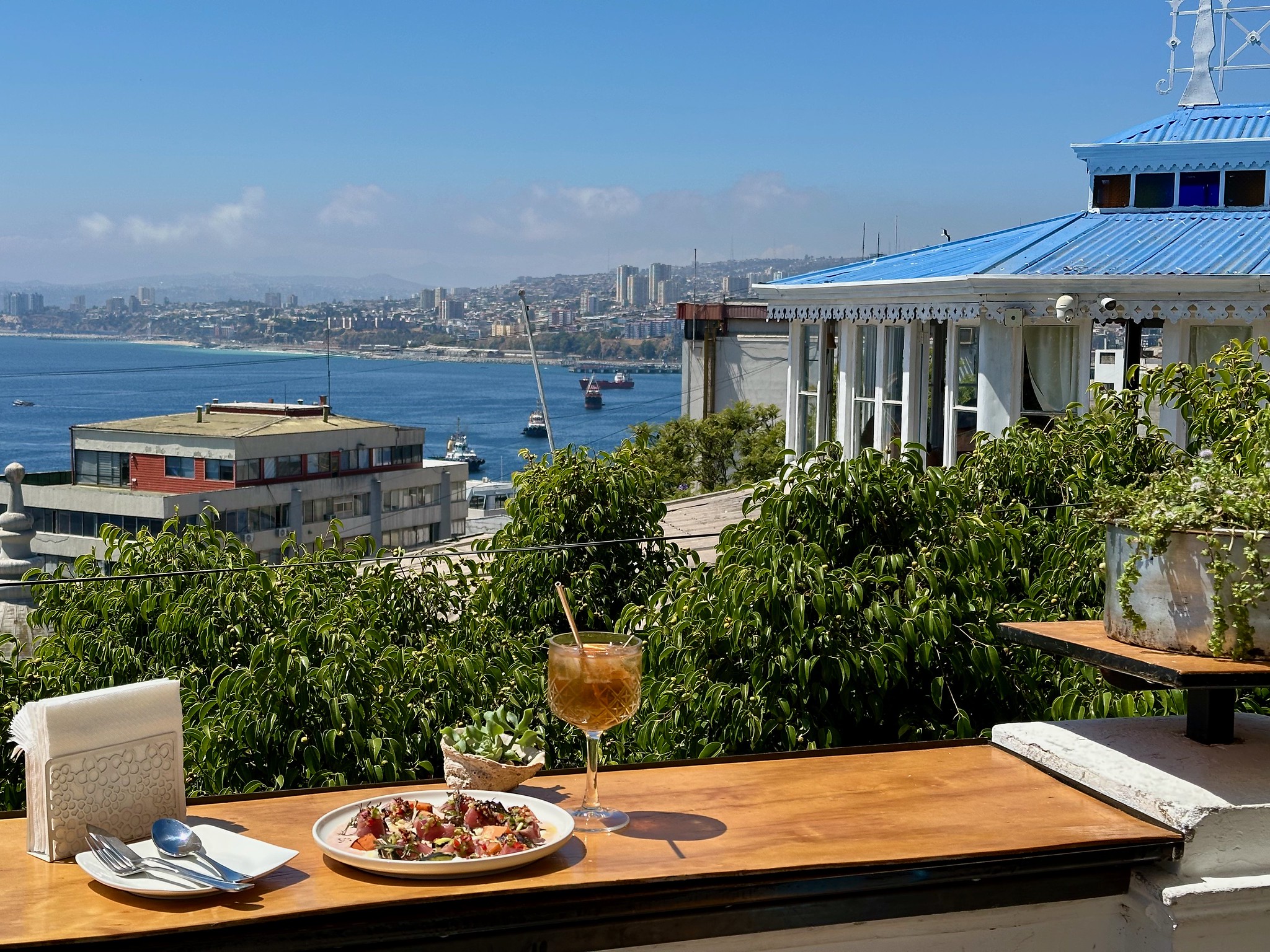 Circular Restaurant: Cocina de mar con vista panorámica en Cerro Alegre ...